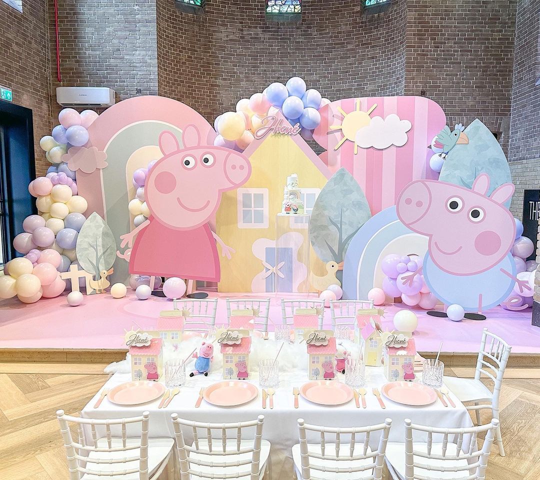 Peppa Pig Theme Birthday Decoration in Bangalore | Book My Balloons